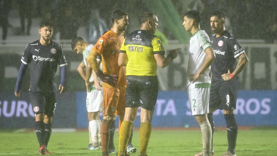 Banfield e Independiente empataban 0 a 0 cuando el árbitro Silvio ...