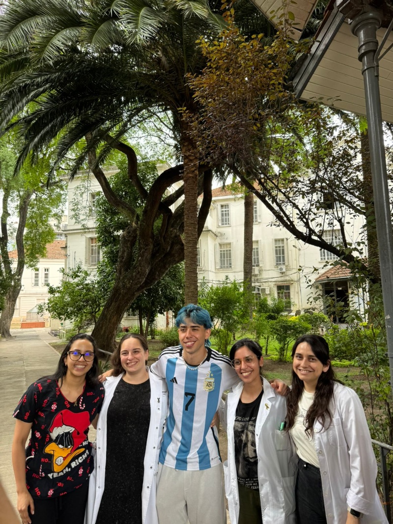 Luck Ra y Spreen llevaron el espíritu navideño al Hospital Gutiérrez